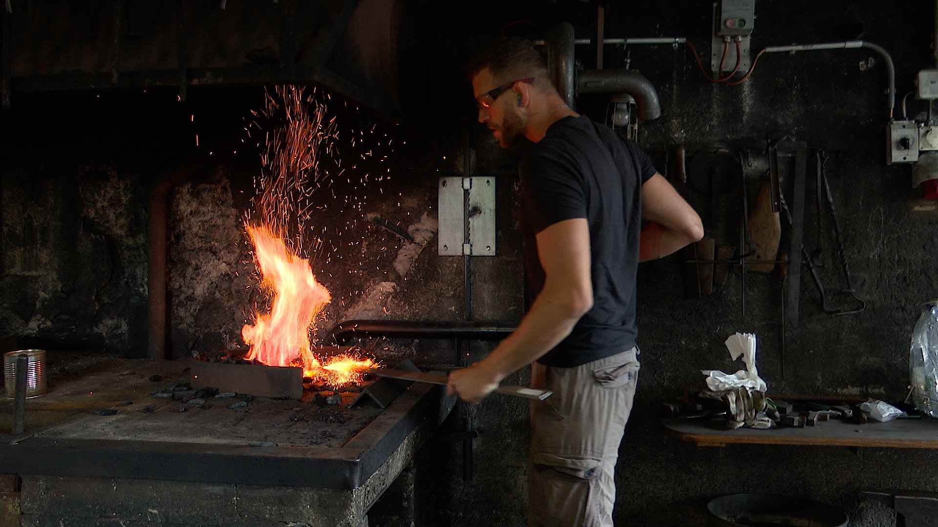 Marc Domon fabrique des couteaux à la Forge du Pâquier - Canal Alpha