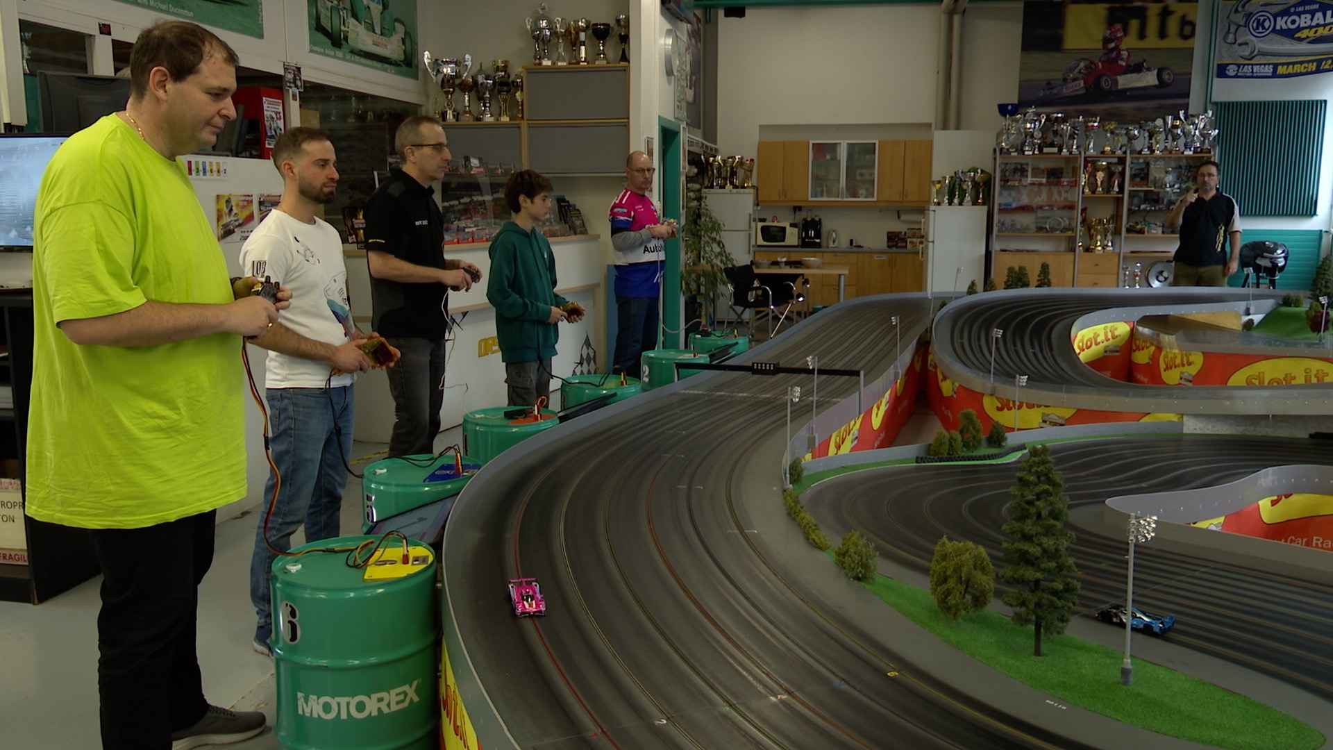 Des bolides miniatures lancés pour 12 heures de course à Saint-Blaise ...