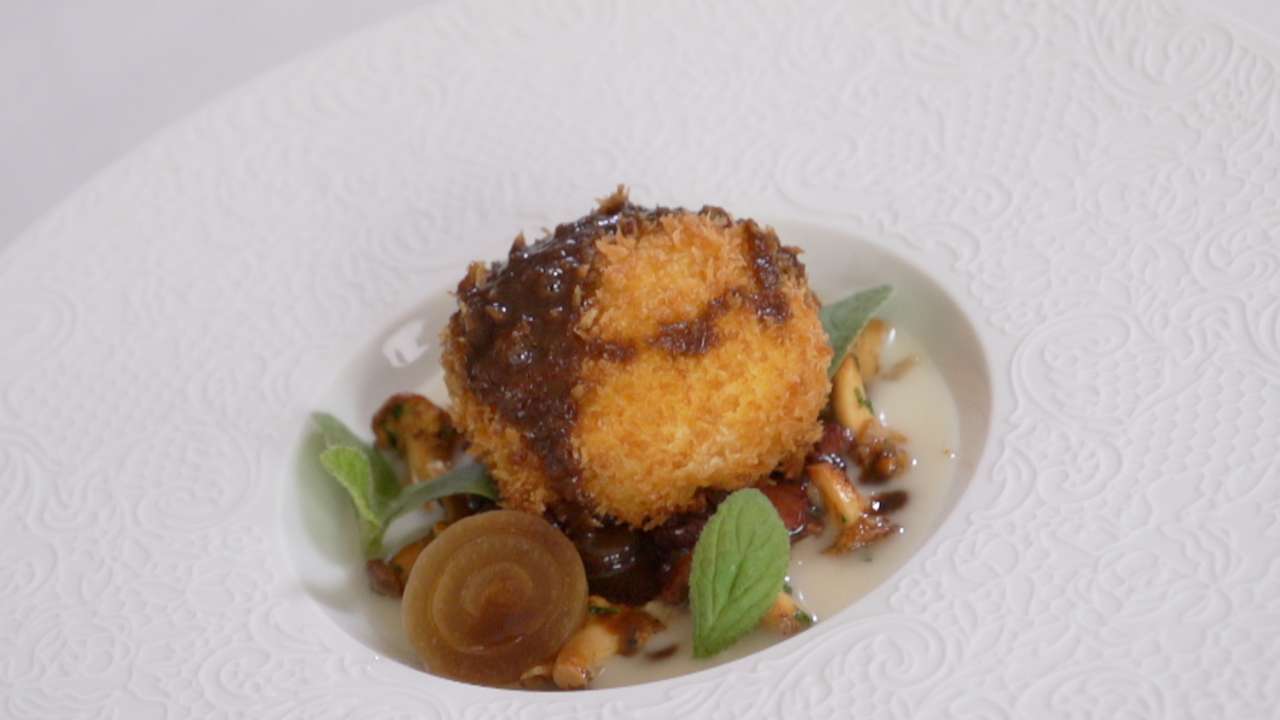 Oeuf frit, sauce meurette et chanterelles sautées chez Clément ...
