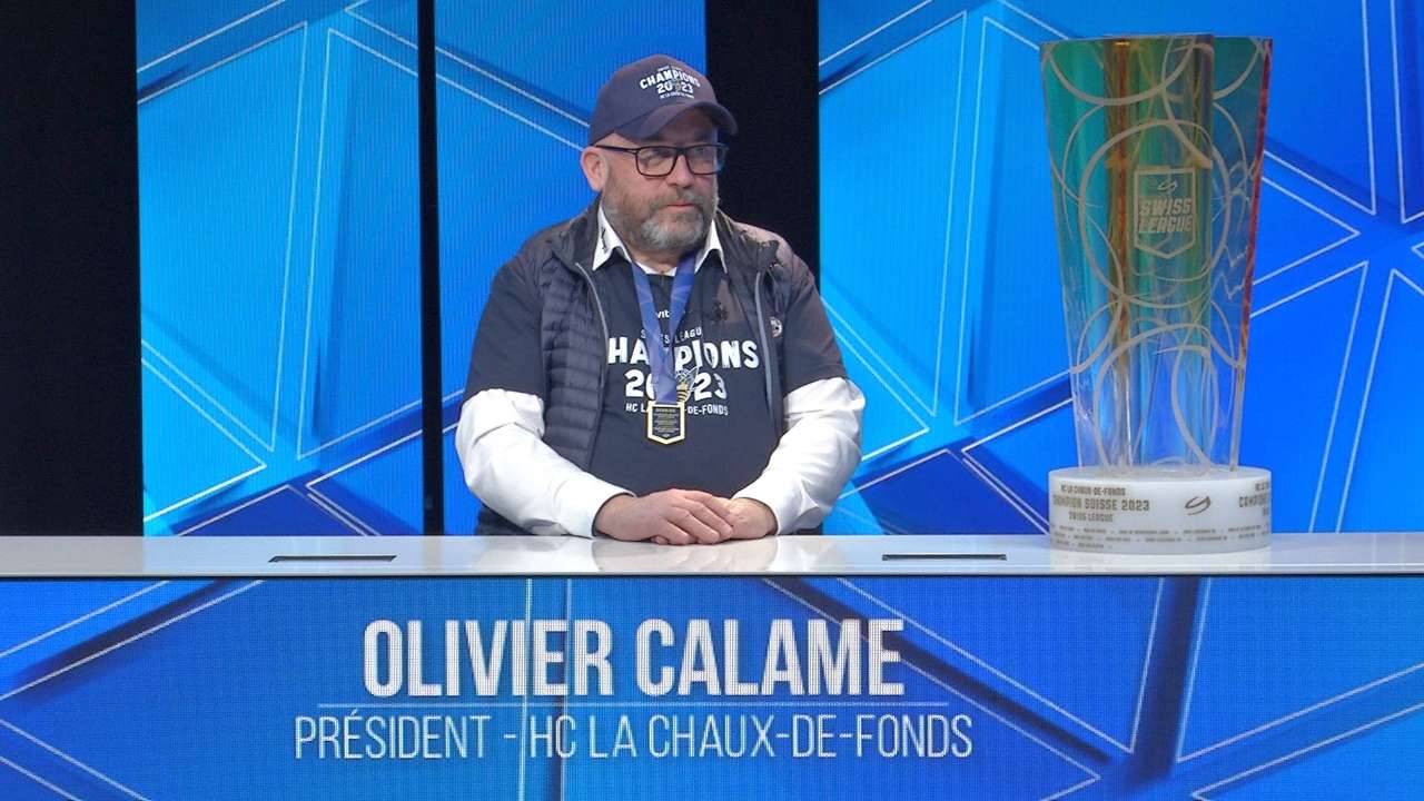 Le président du HCC, Olivier Calame, soulève la coupe - Canal Alpha