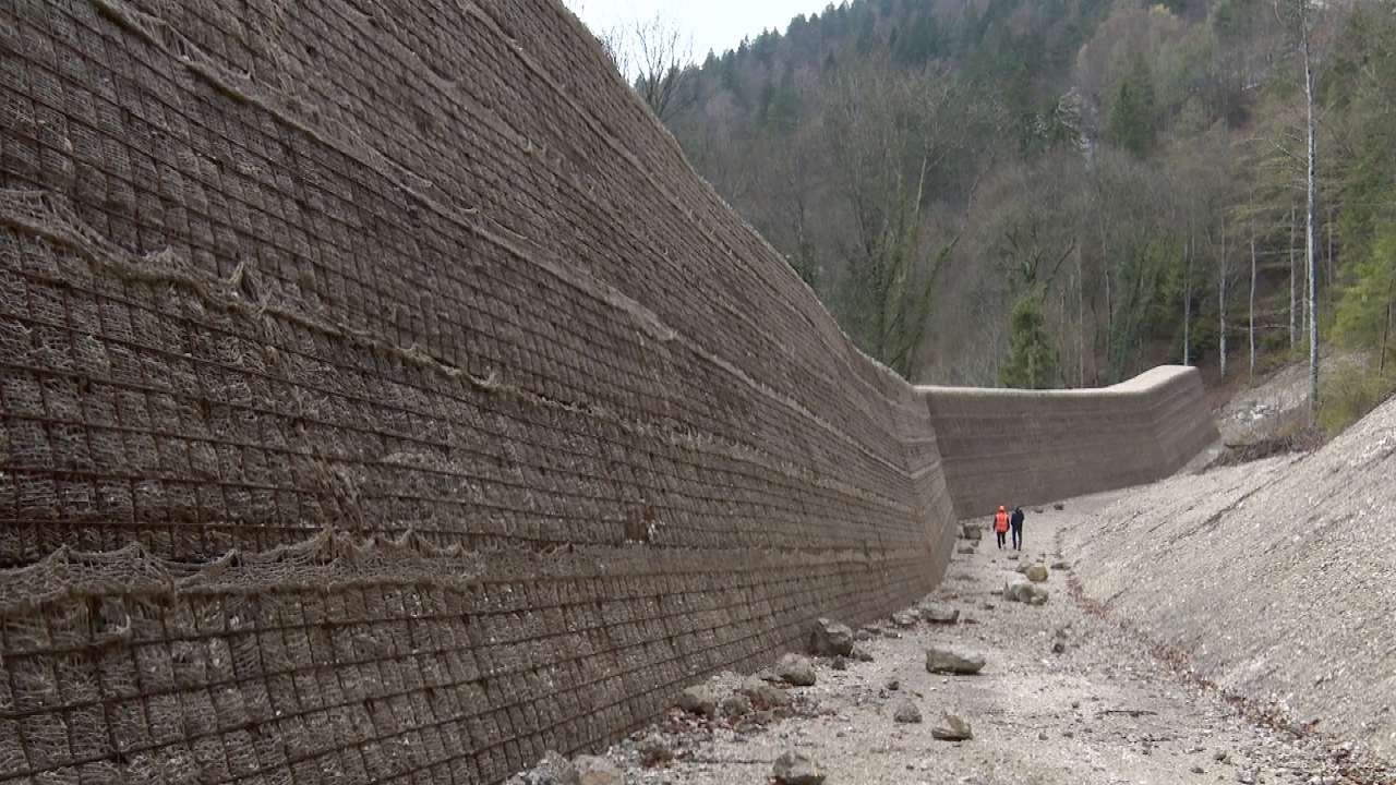 Les digues de protection installées à Noiraigue - Canal Alpha