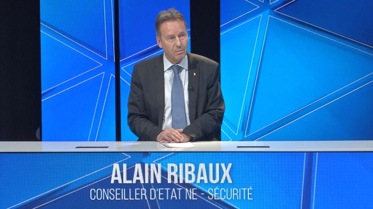 L'affaire de Cortaillod sur le bureau d'Alain Ribaux - Canal Alpha