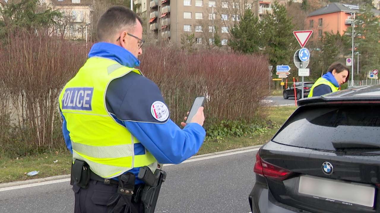 La police contrôle les vignettes avec des smartphones - Canal Alpha